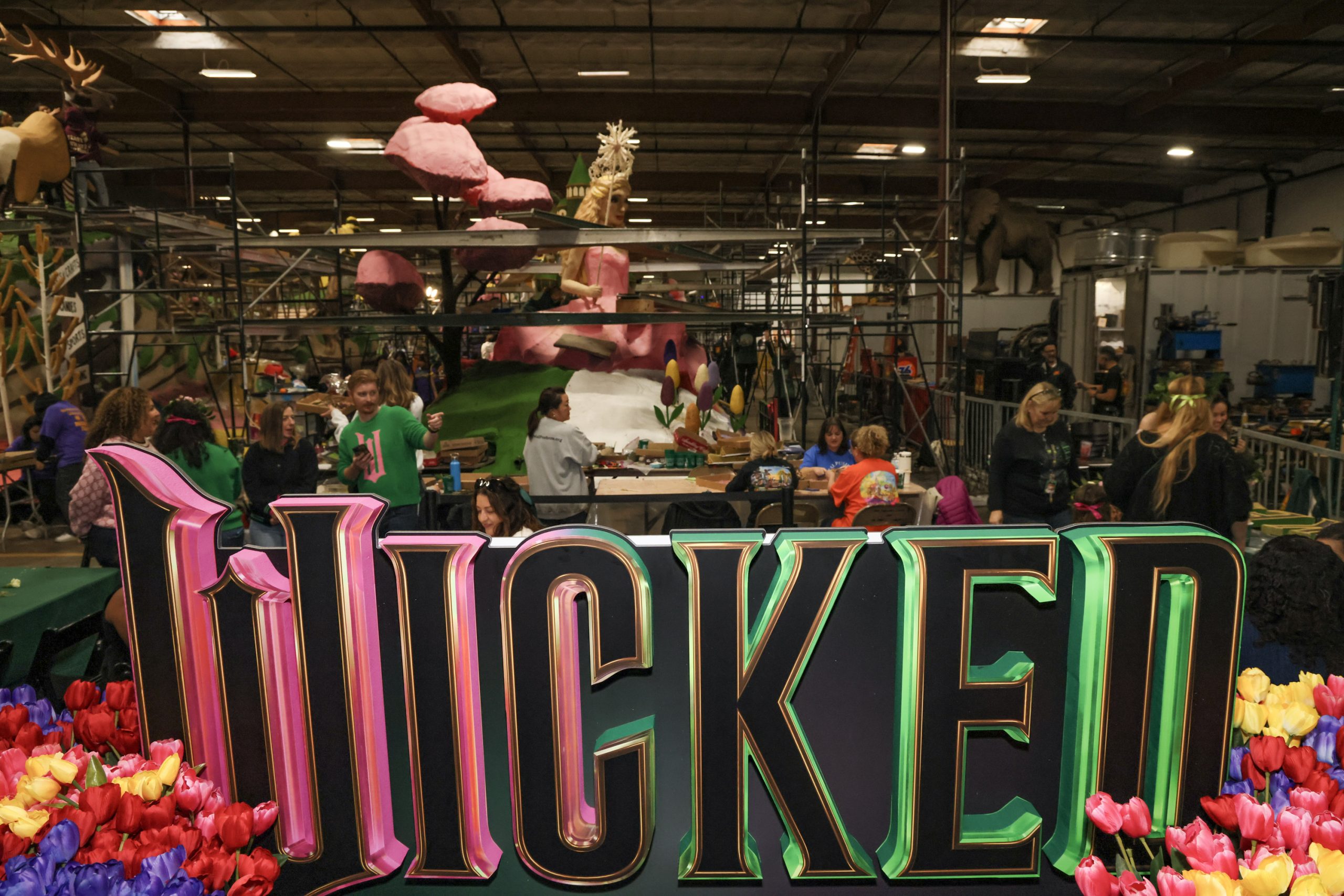 Catch Elphaba and Glinda on the Rose Parade’s new “Wicked” float – East ...